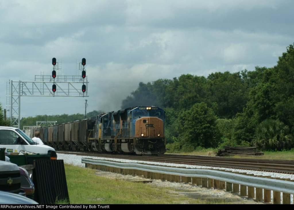 CSX 4739, 4757 and YN2 C40-8W 7685 blast into Wildwood, catching me almost by surprise.
